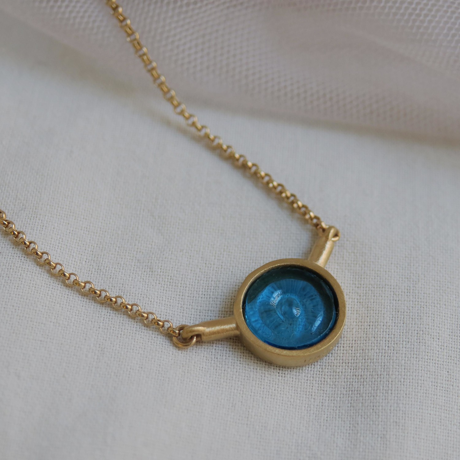GAUDÍ JEWELRY Golden necklace with intense blue crystal | Joidart