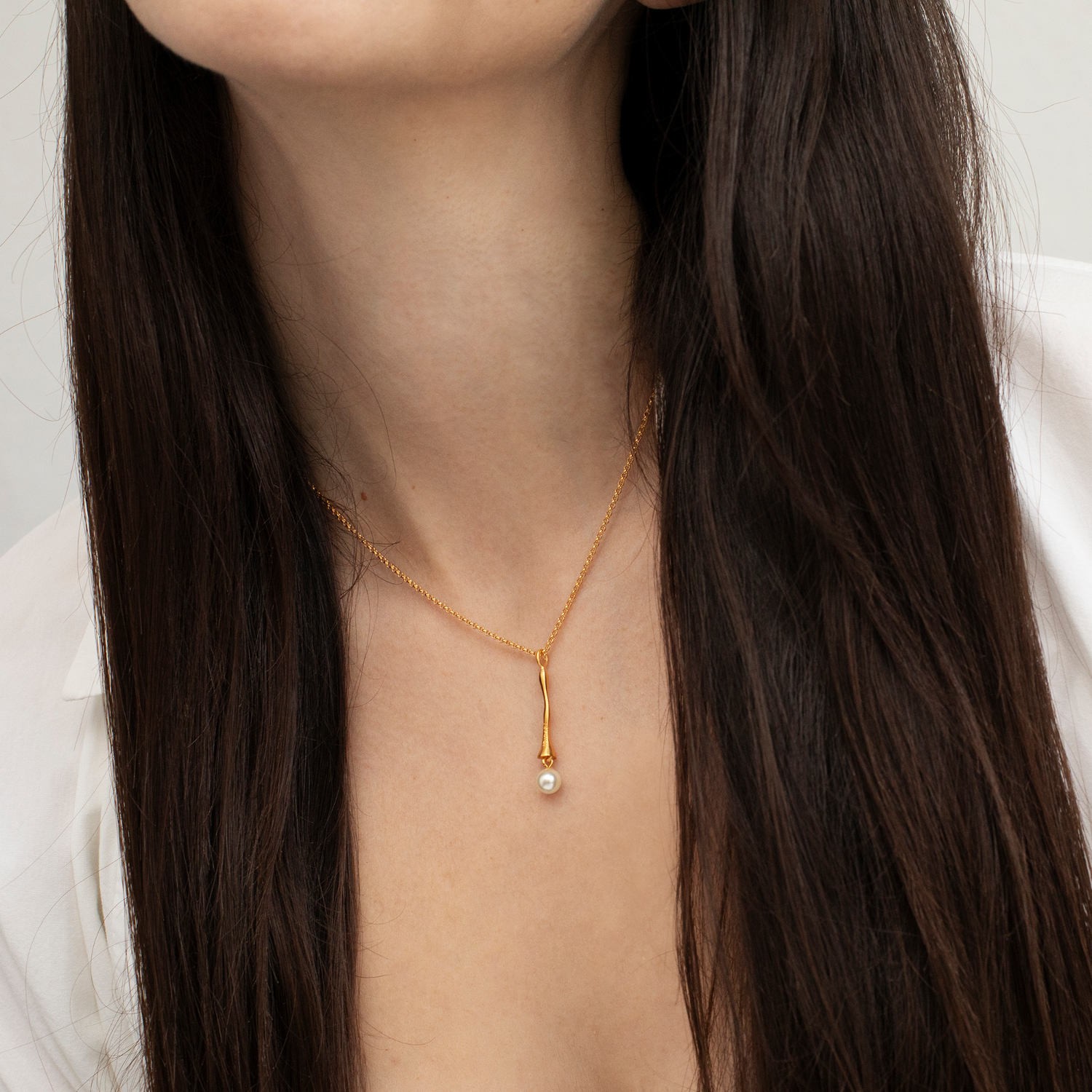 ECLAT Golden necklace with pendant and a pearl | Joidart