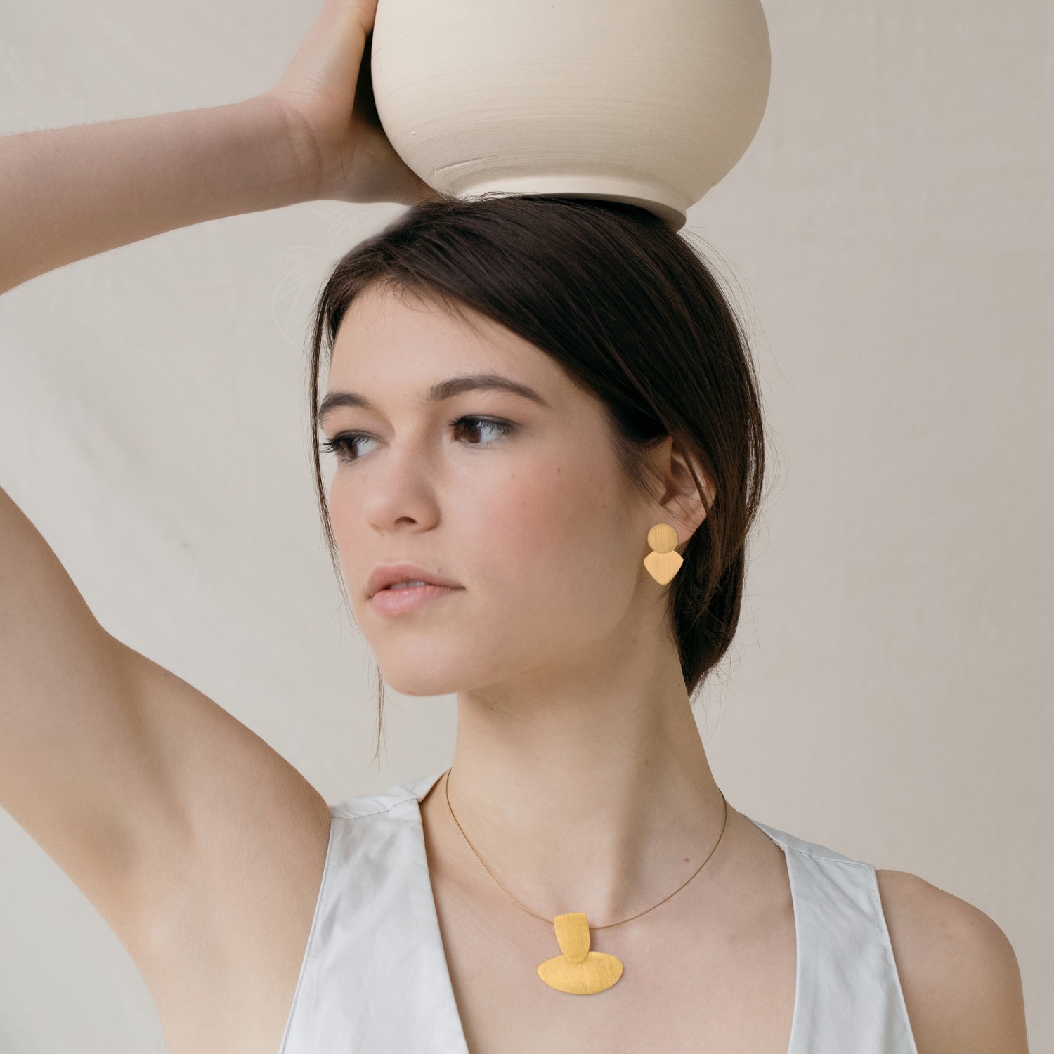 Golden VENUS necklace tribute to female bodies | Joidart