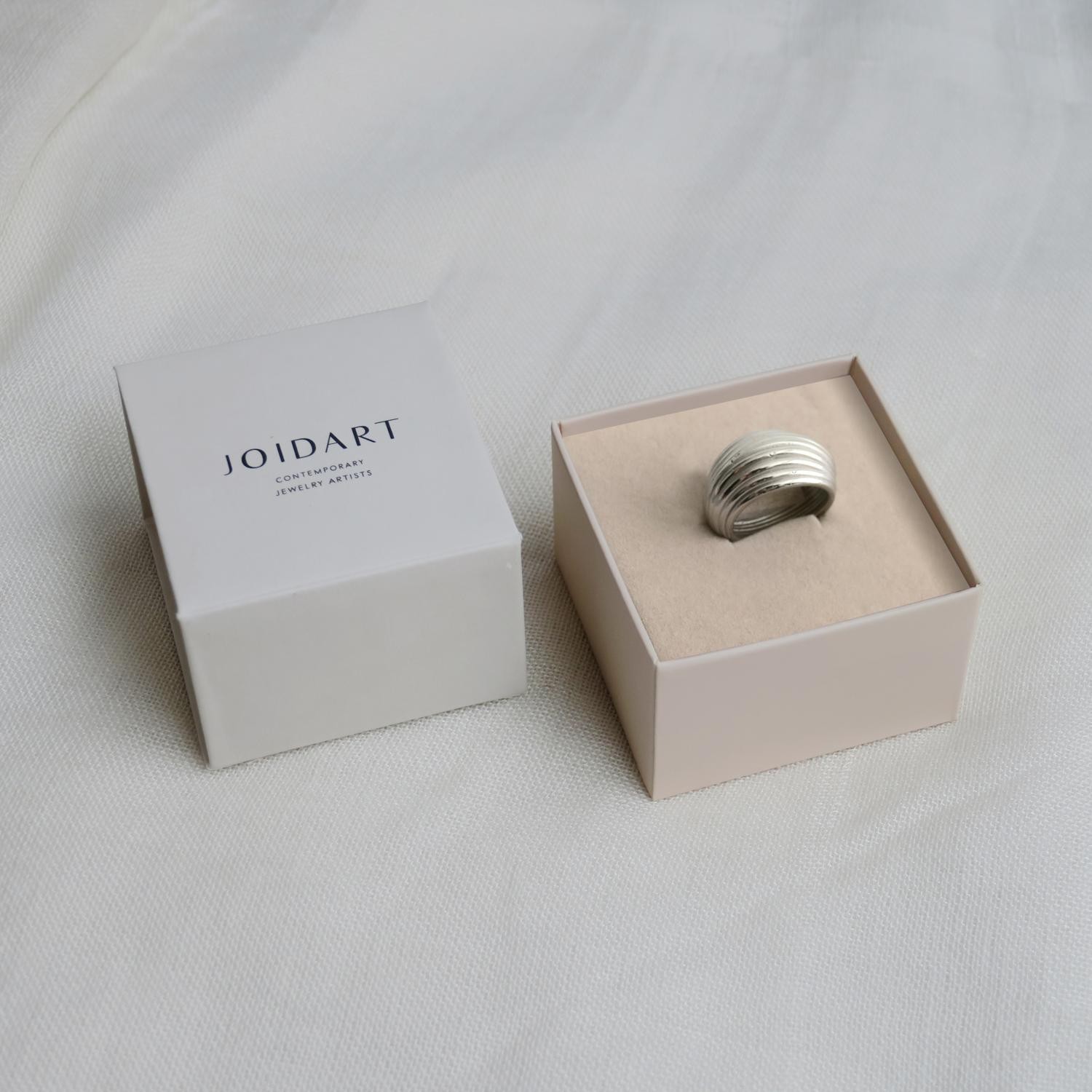 Anillo plateado ondulado ONARIA | Joidart