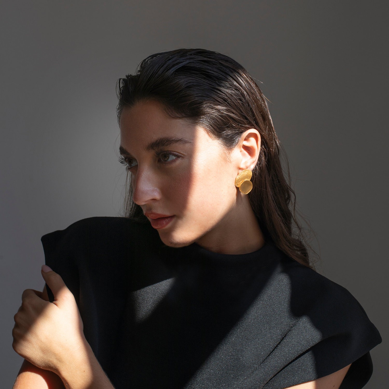 Golden earrings with overlapping shapes ECLIPSE | Joidart