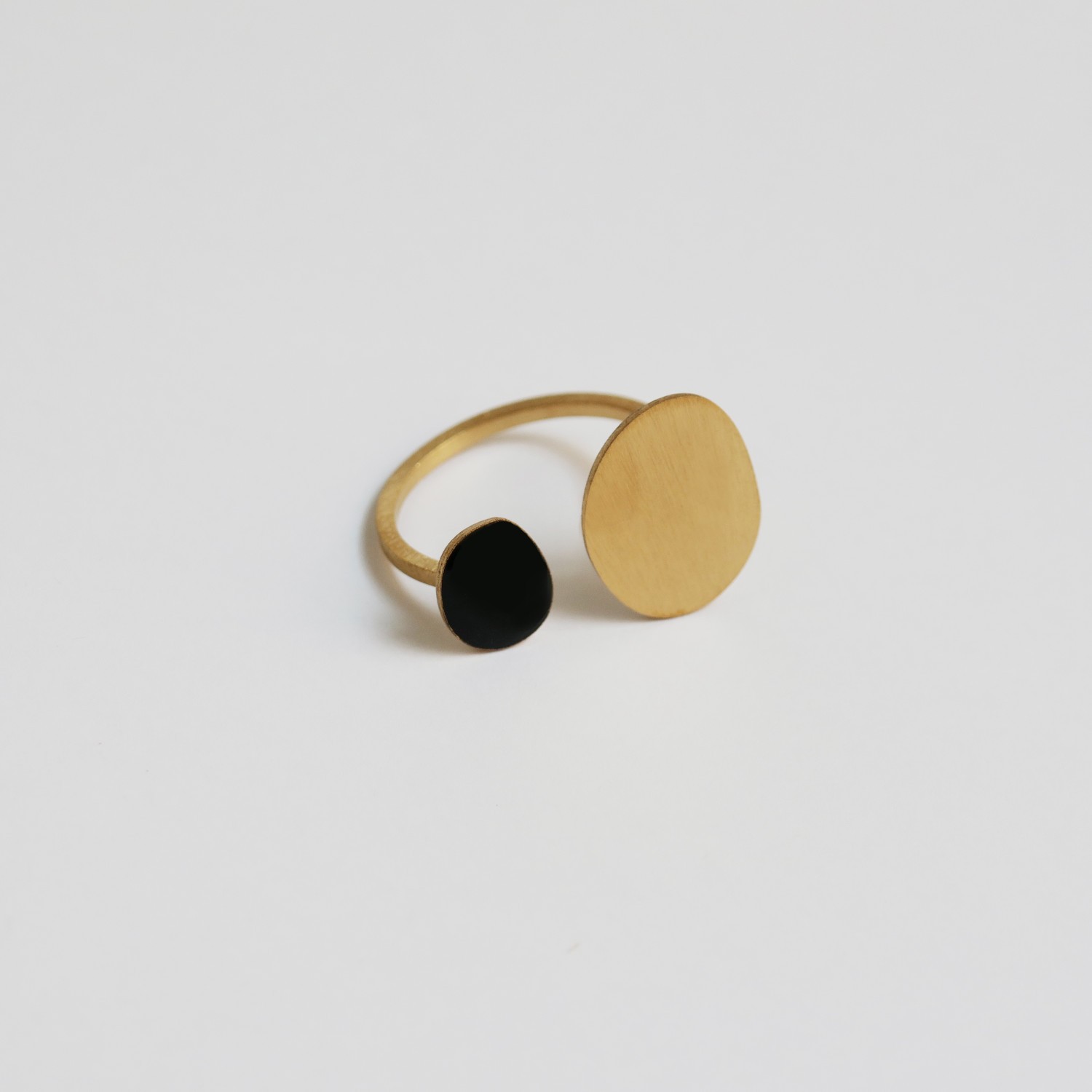 MIRÓ JEWELRY Golden ring with black cold enamel | Joidart